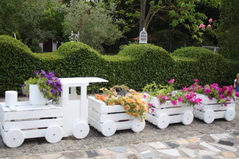 Train Like Planter Made From Old Crates To Adorn Your Garden | iCreatived
